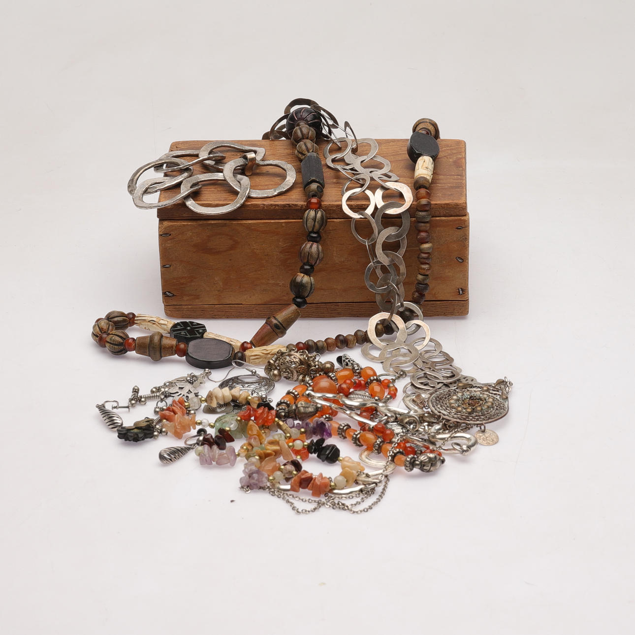 BIJOUTERIE, about 12 pieces, different materials and origin. Jewellery ...