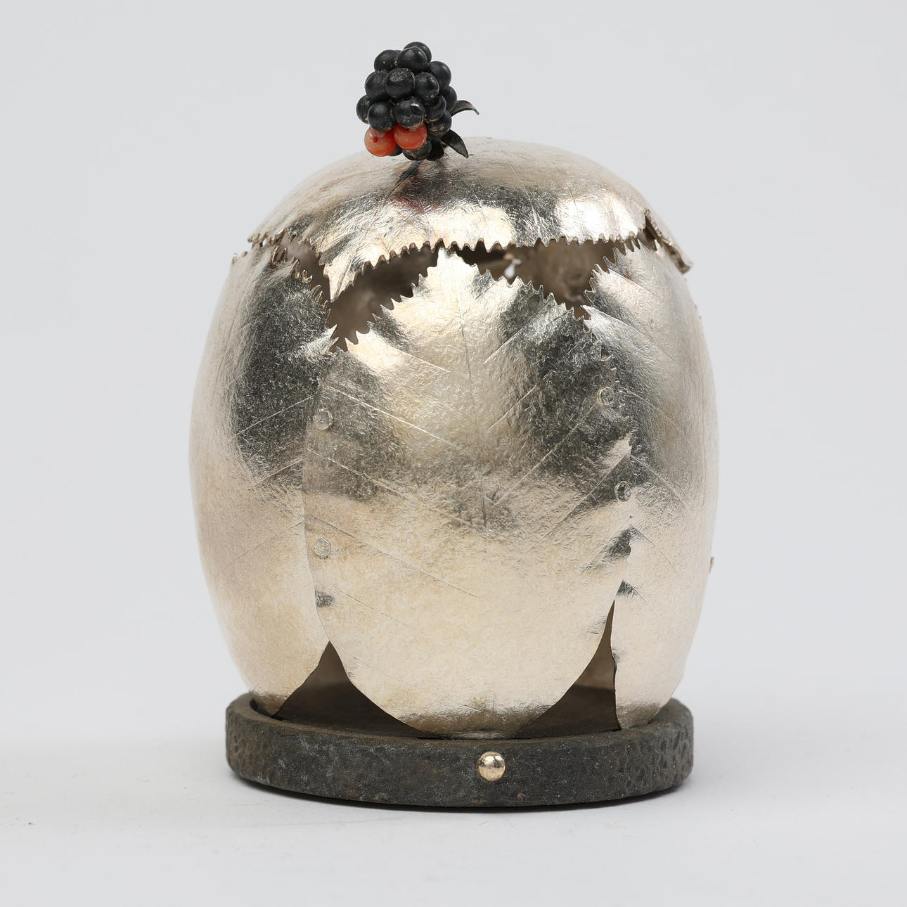 GUNNAR BERG (MÄSTER PÅ VÄSTER). Object, “Blackberry hide”, 2023 ...