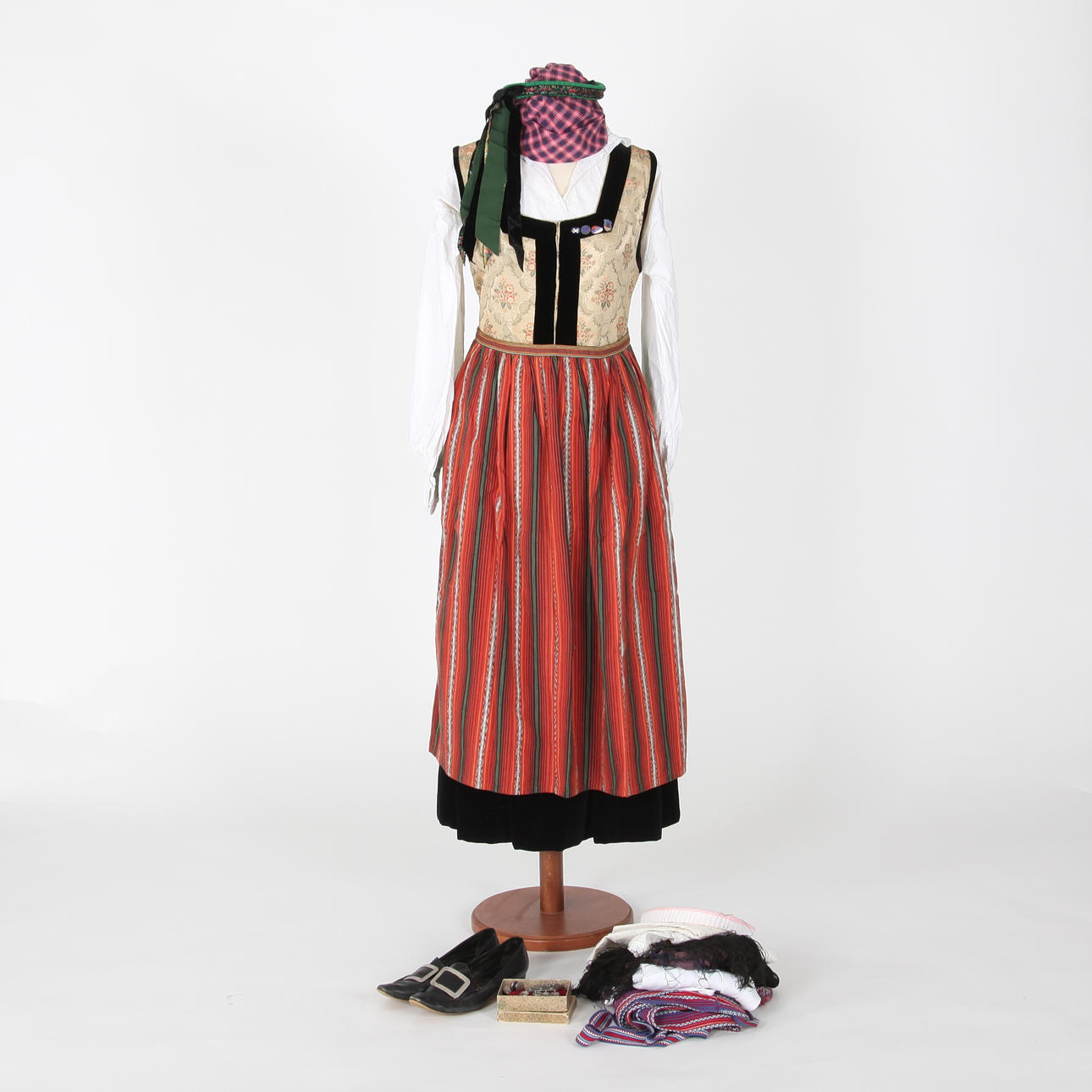 HÄRAD-KOSTÜM, 19-teilig, Luggude härad, handgenäht von Charlotte ...