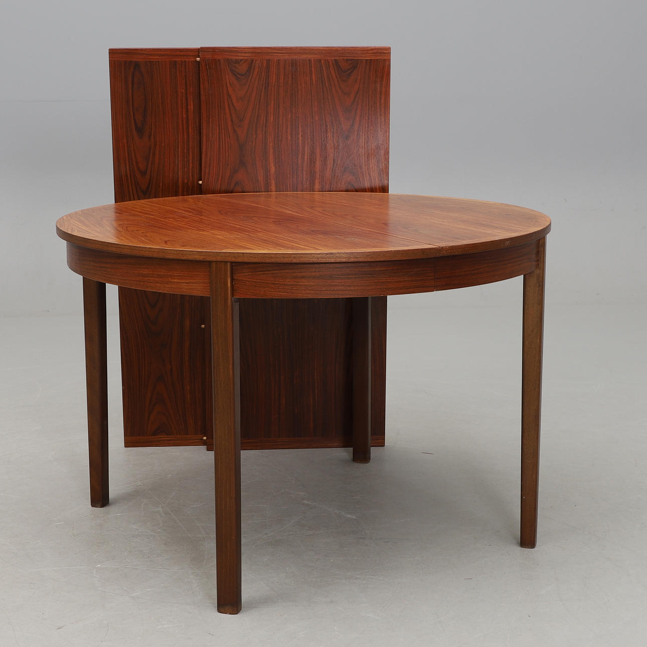 A 20th century table with 2 inserts. Furniture - Tables - Auctionet