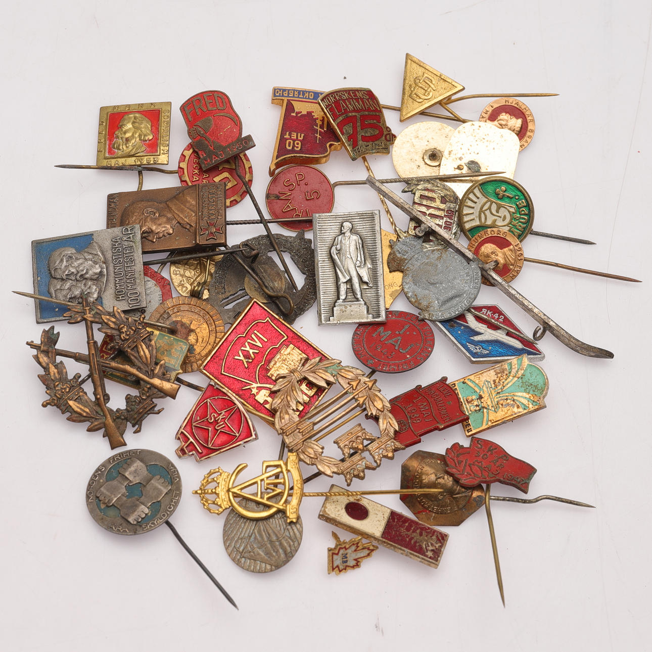 MASSE PIN/PIN-EMBLEMÆRKER, b.la. Sverige. Samlerobjekter - Andre ...