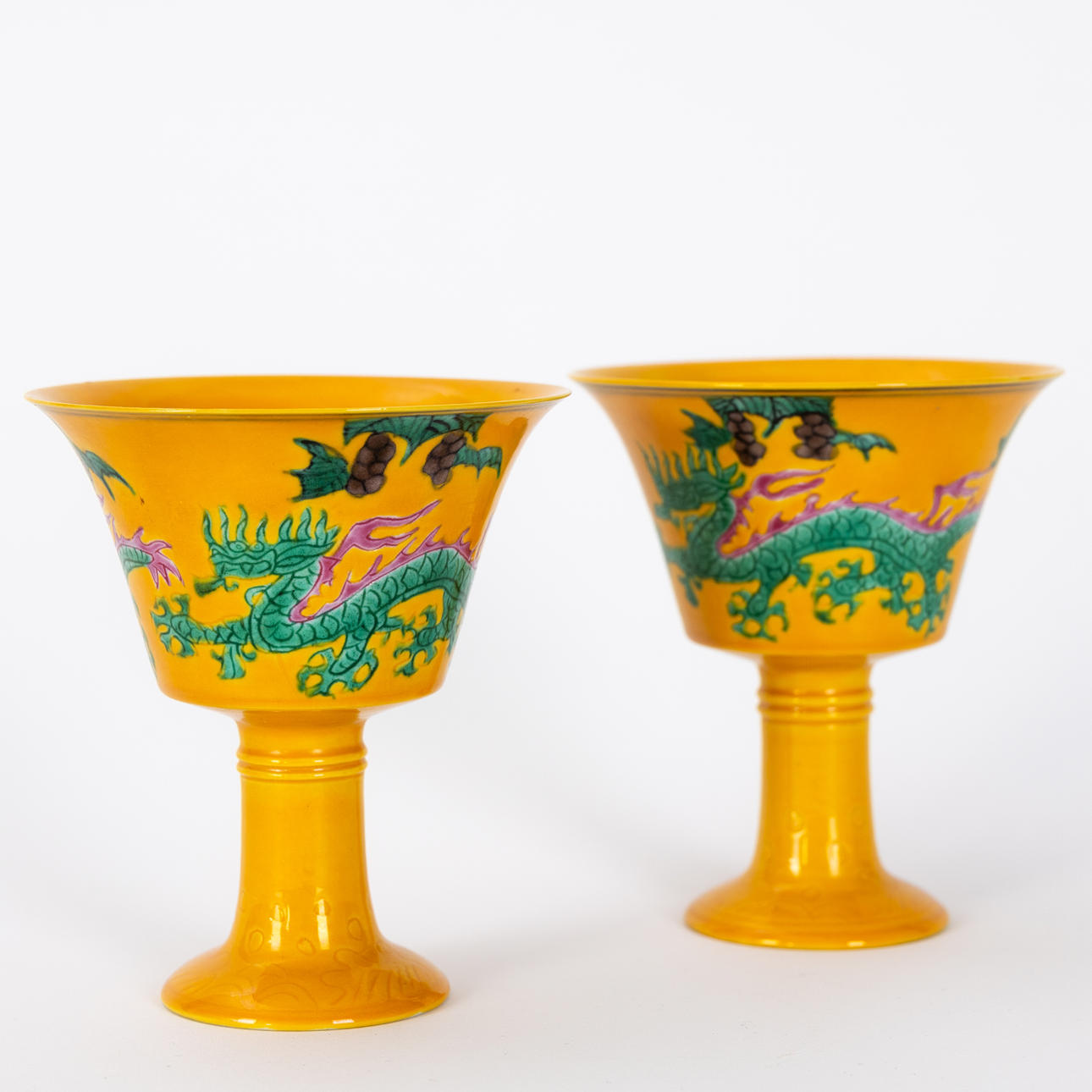 Paar Fußbecher mit gelber Glasur und reliefartig graviertem ...