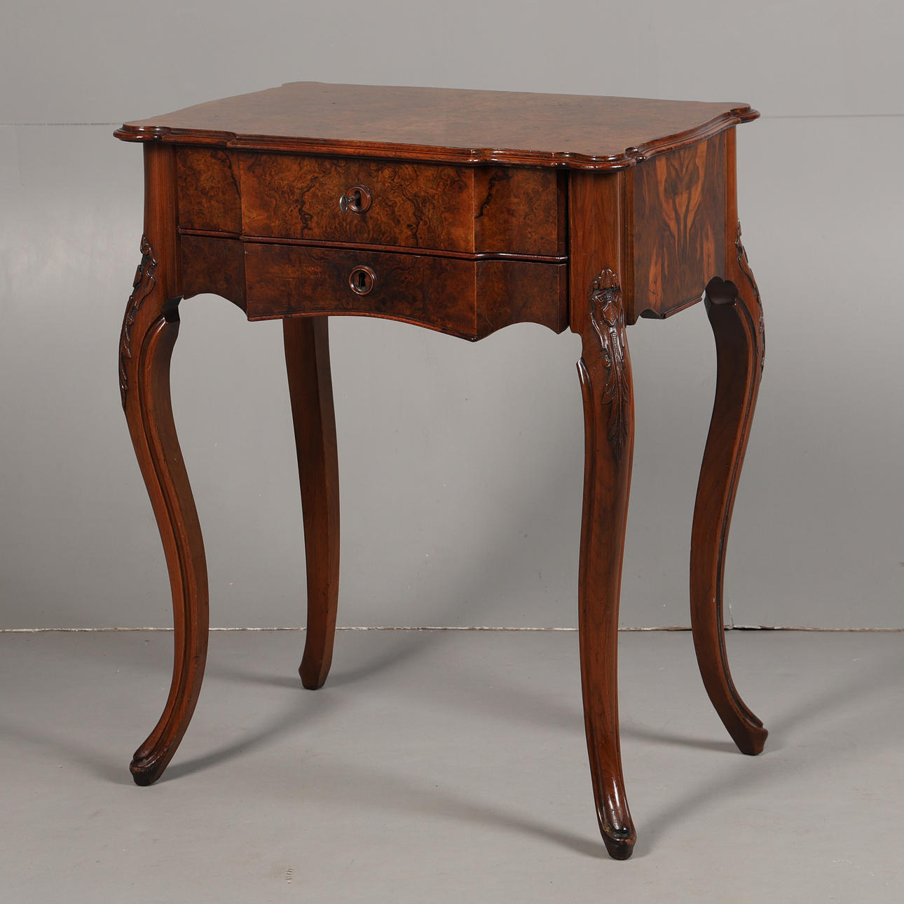 A 19TH CENTURY STYLE WALNUT WRITING TABLE. Furniture - Tables - Auctionet