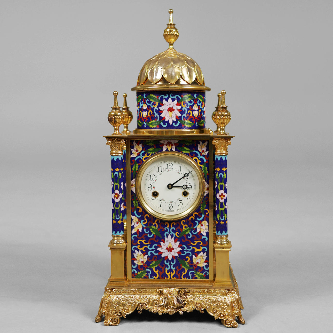 FRENCH STYLE MANTLE CLOCK. Clocks & Watches - Mantel clocks - Auctionet