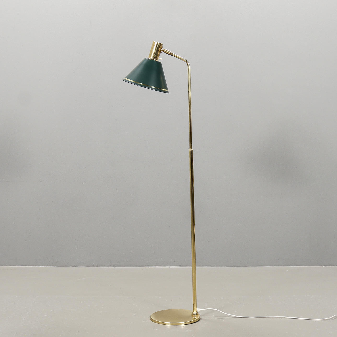 GOLVLAMPA mässing Öia, 145. Belysning & Lampor - Golvlampor - Auctionet