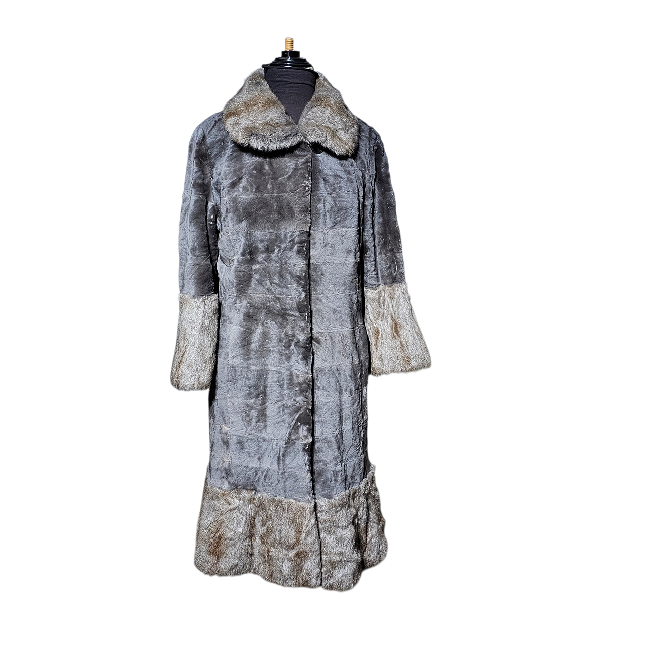 Designerkappa i petite grå satin med hellädermuddar, krage och fåll ...