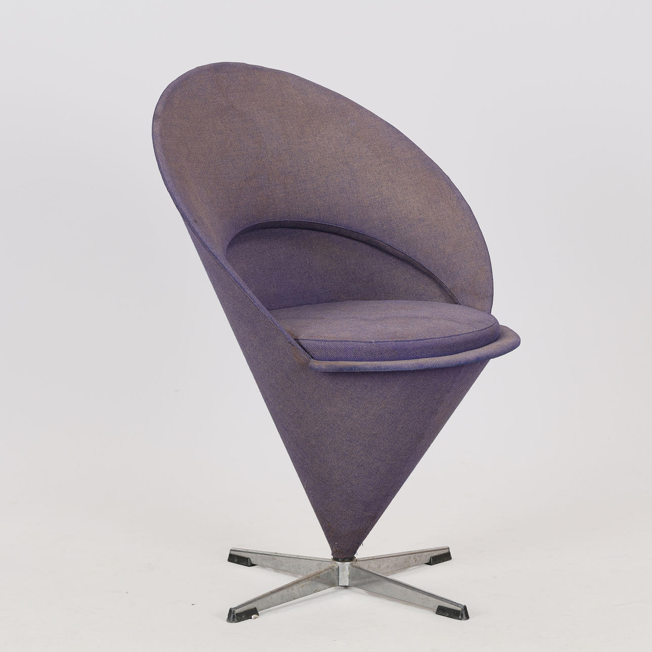 VERNER PANTON (1926-1998). Nojatuoli/kääntötuolit verhoiltu villa ...