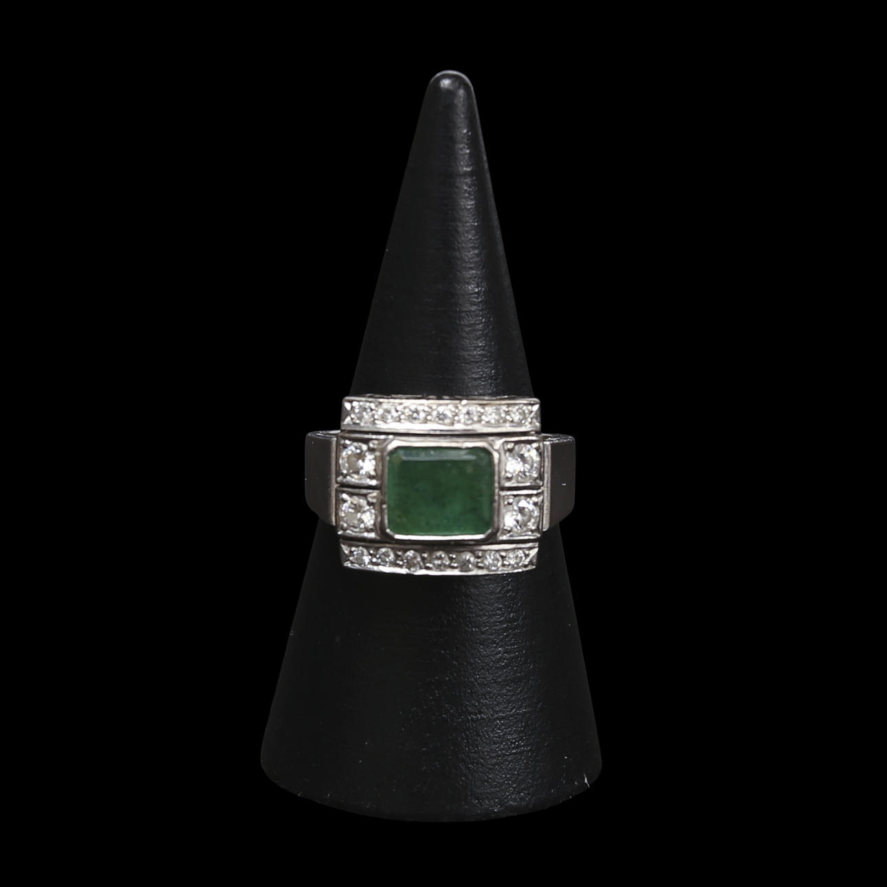 RING, vitt guld, 18 K. Smaragd och Diamanter. Ceson. Vikt 7,5 gram ...
