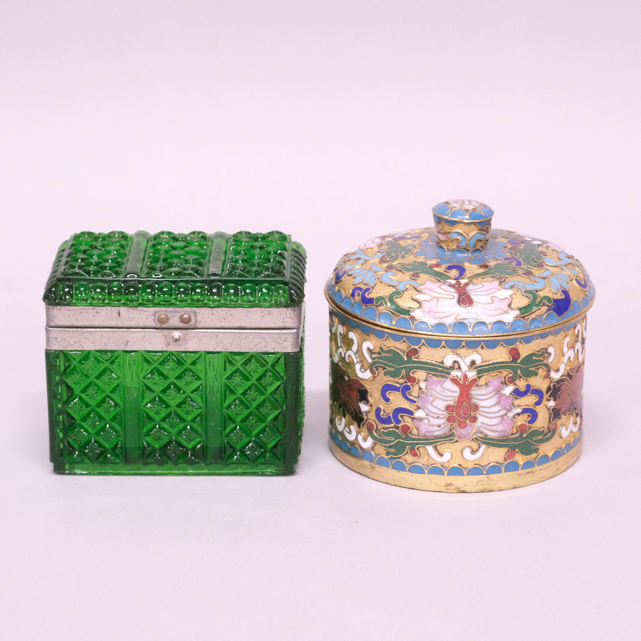 TWO BOXES, GLASS AND CLOISONNÉ. Asiatica - Cloisonné - Auctionet