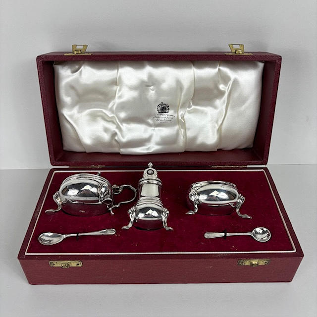 SILVER CRUET SET. Silver & Metall - Silver - Auctionet