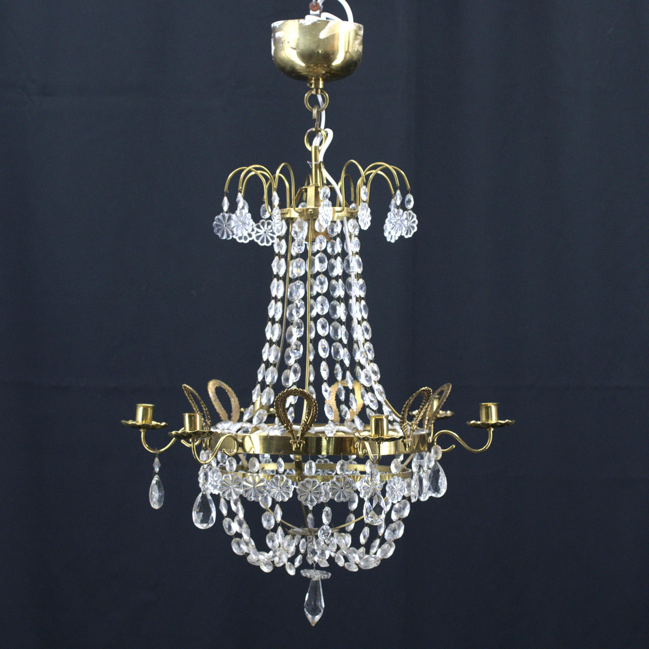 An empire-style crystal chandelier, brass, 4 light points, 6 candle ...