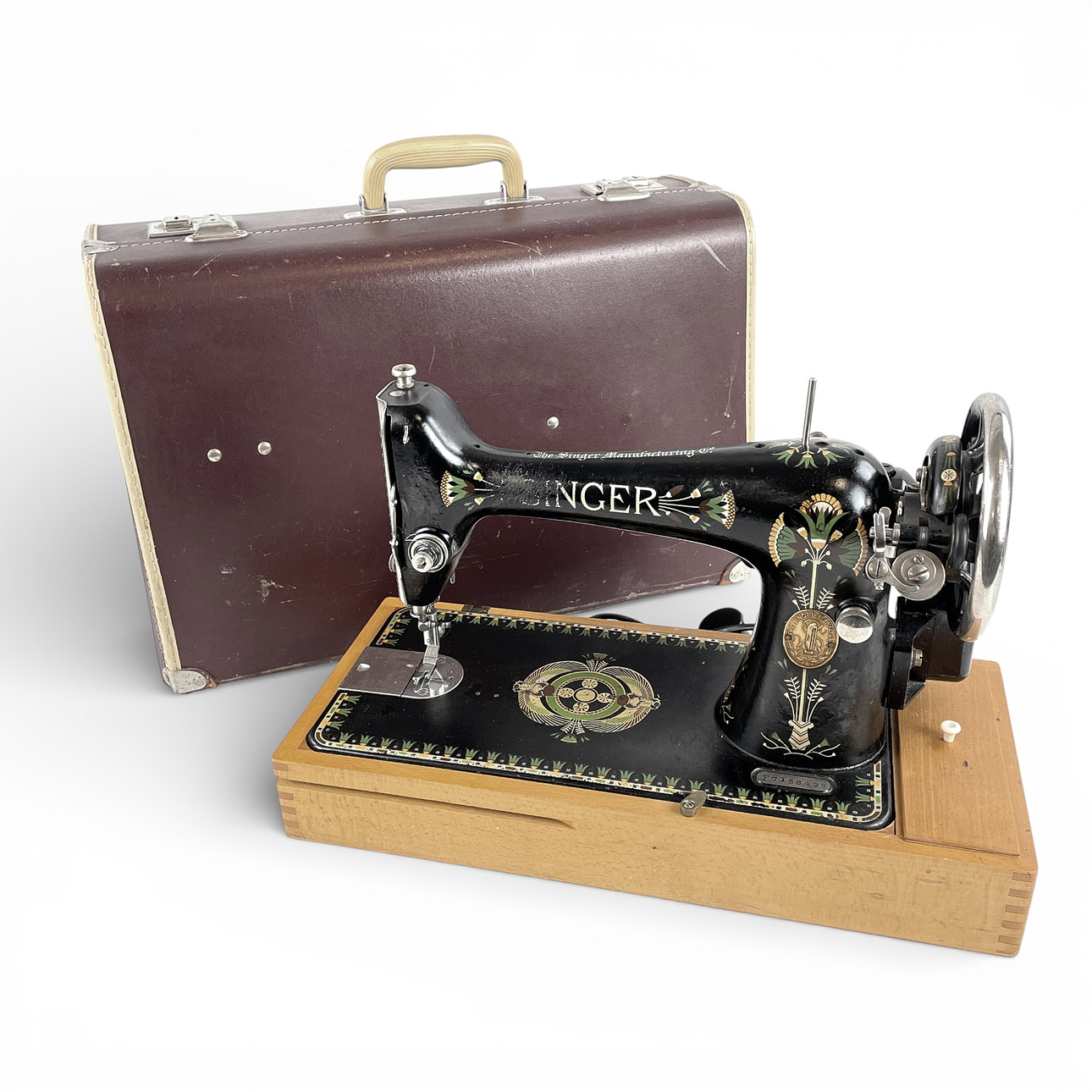 SEWING MACHINE. Singer 66K, Singer Manufacturing Co. in a storage bag ...