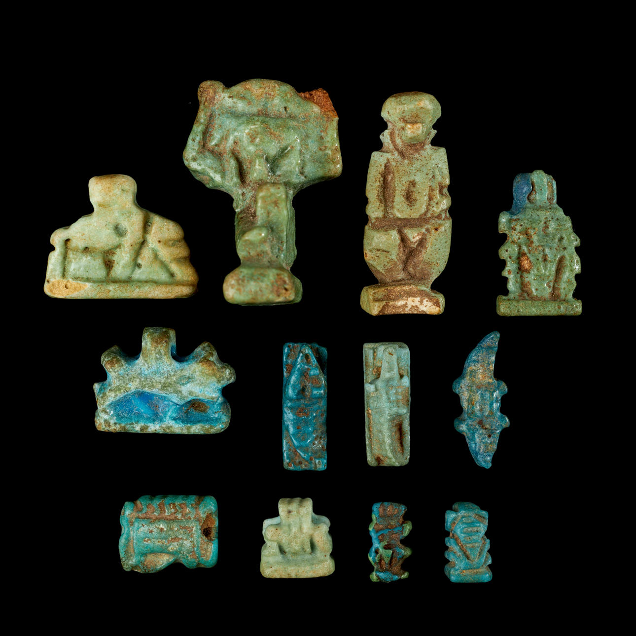 AMULETTER, 12 st, Egypten, sentid 664-332 f Kr, en amulett Horus med ...
