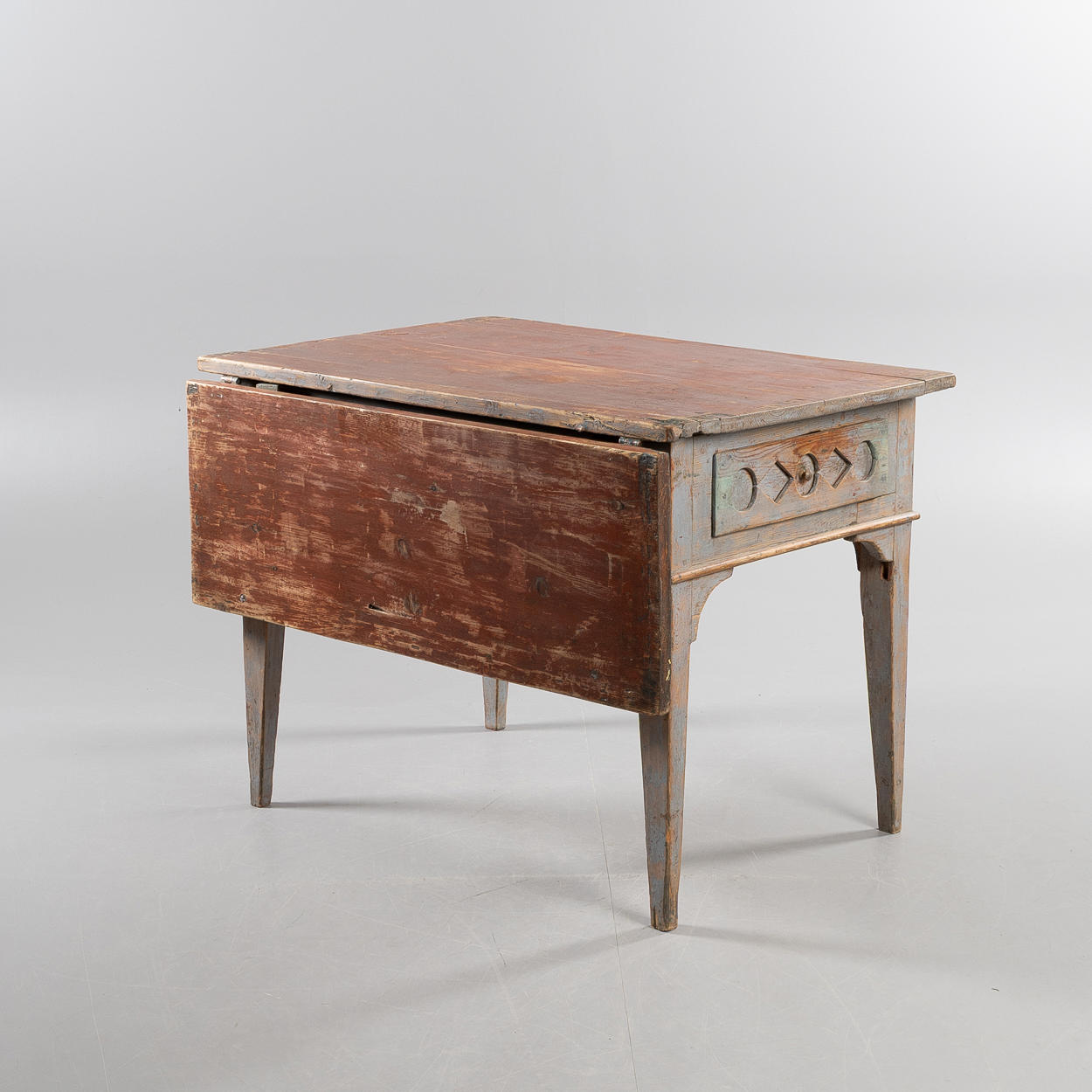 BORD MED KLAFF, allmoge, 1800-tal. Allmoge - Möbler - Auctionet