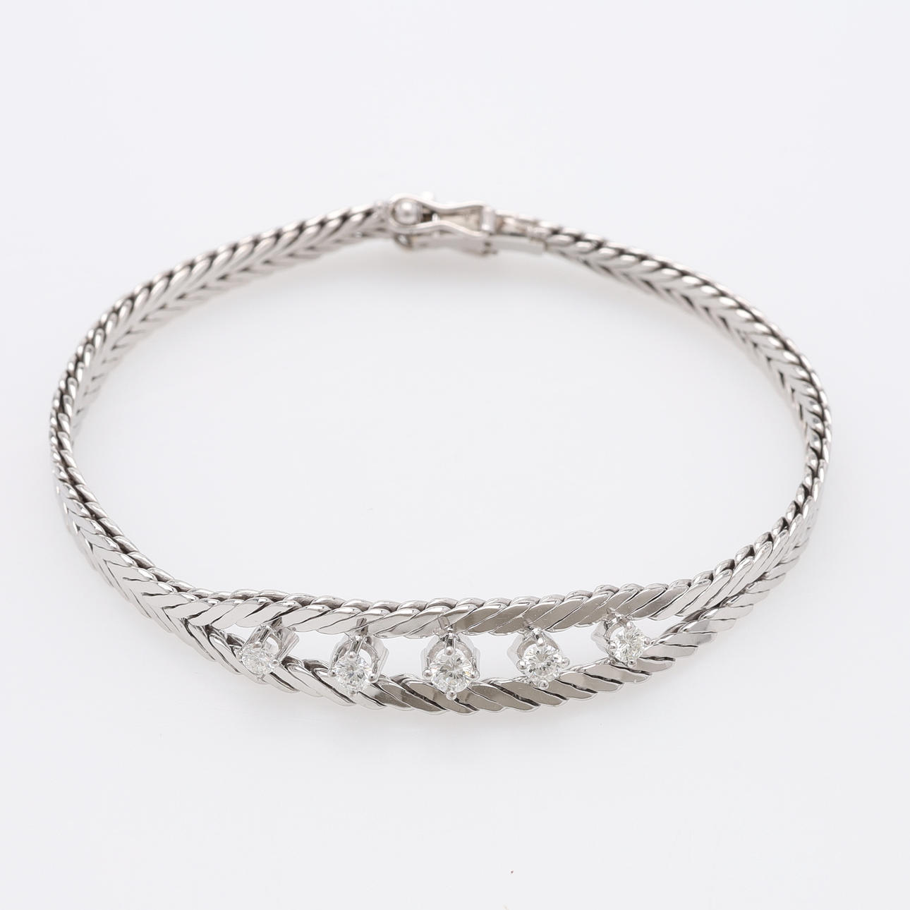ARMBAND, länk av 18 k vitt guld med 5 briljanter om totalt ca 0.5 ct ...