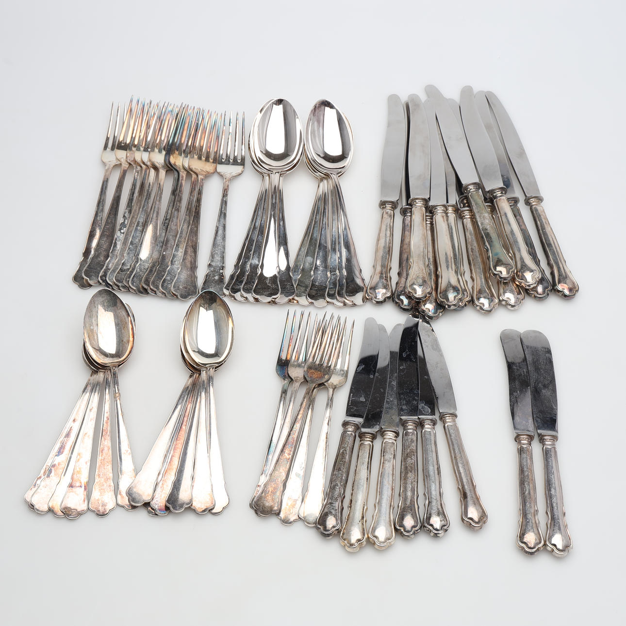 RUOKAILUVÄLINEET, 61 kpl, ”Chippendale”, hopeaa, bruttopaino n. 3015 ...