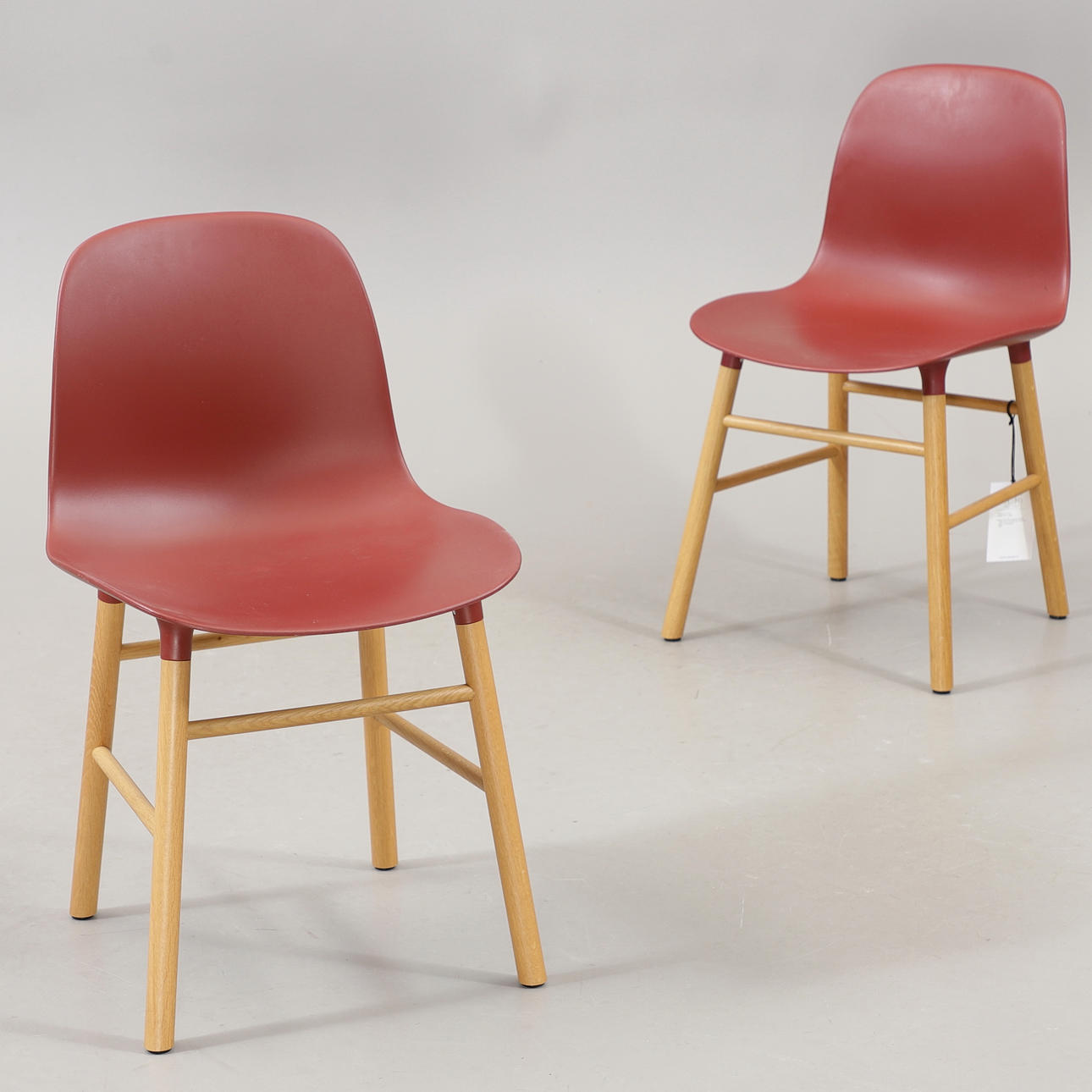 SIMON LEGALD. Stolar, ett par, ek/plast, "Form Chair", Normann ...