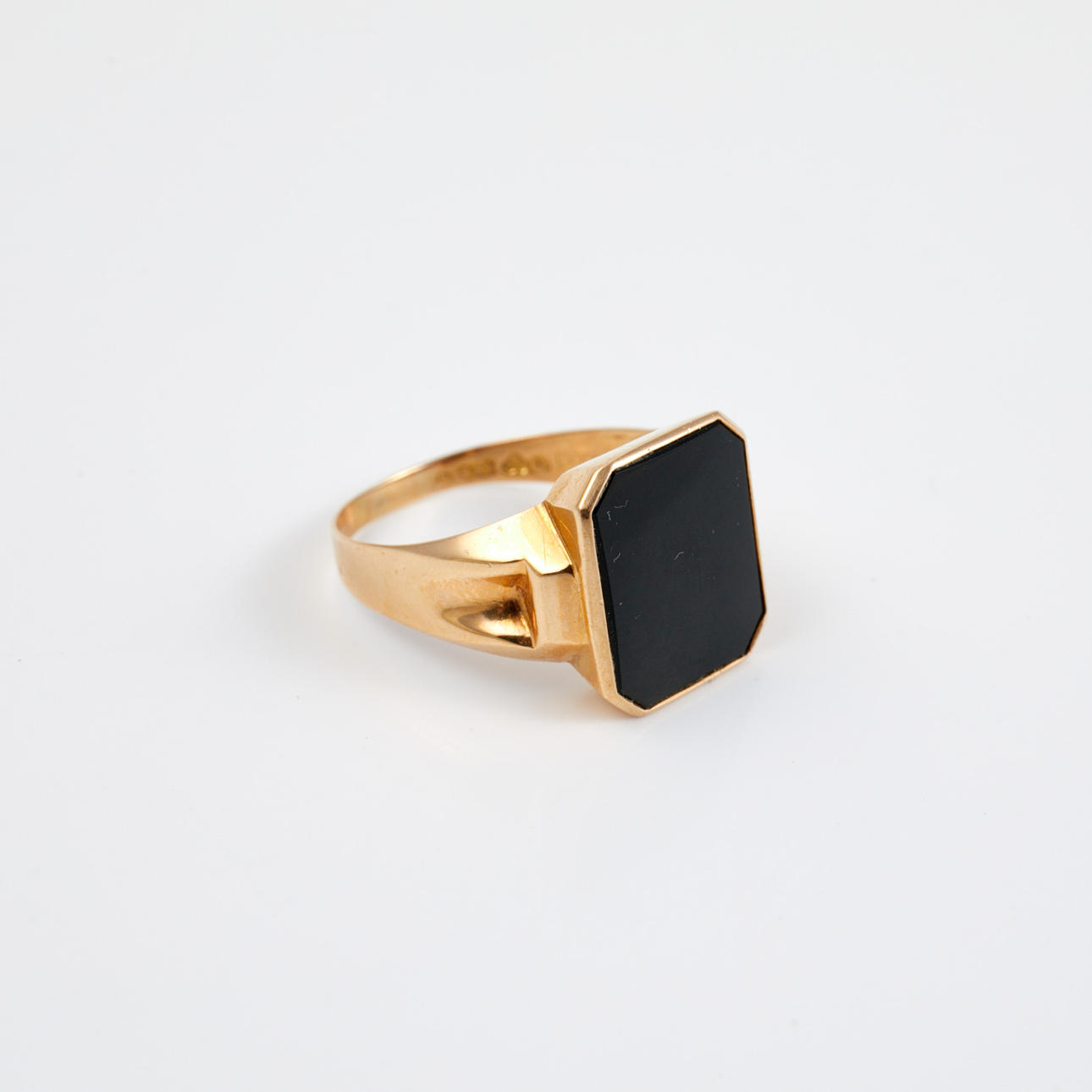 A SIGNET RING, 18k gold, plane-cut onyx, Svedboms, Vetlanda. Jewellery ...