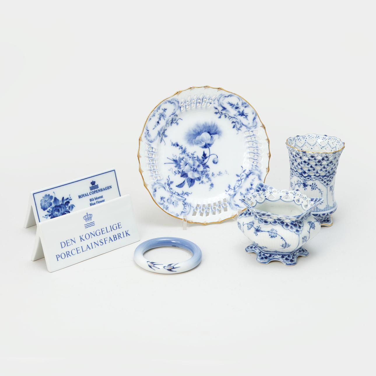 A SET OF 6 PORCELAIN OBJECTS, including “Musselmalet”, Royal Copenhagen ...