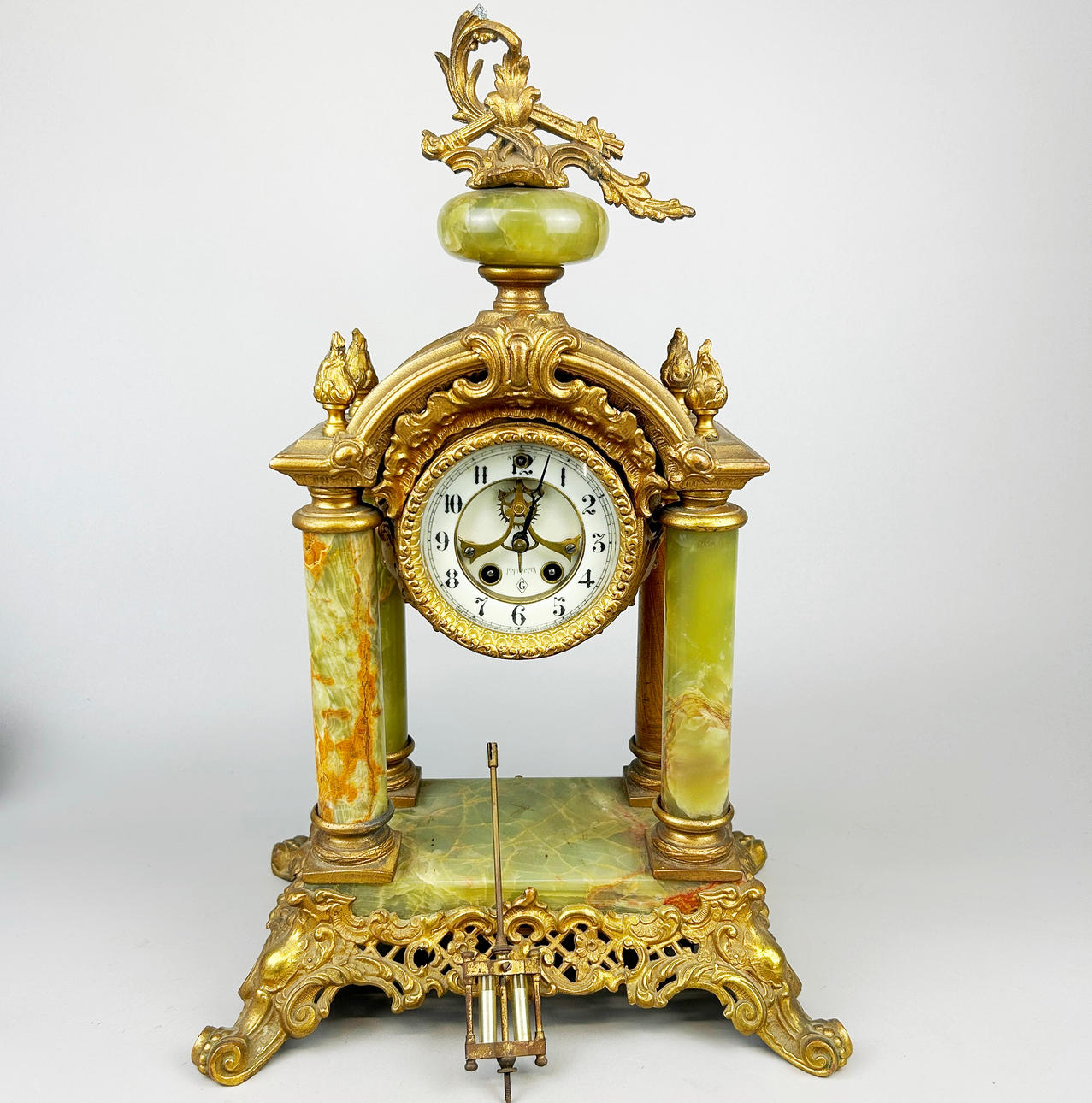 ONYX & GILT METAL CLOCK. Clocks & Watches - Mantel clocks - Auctionet