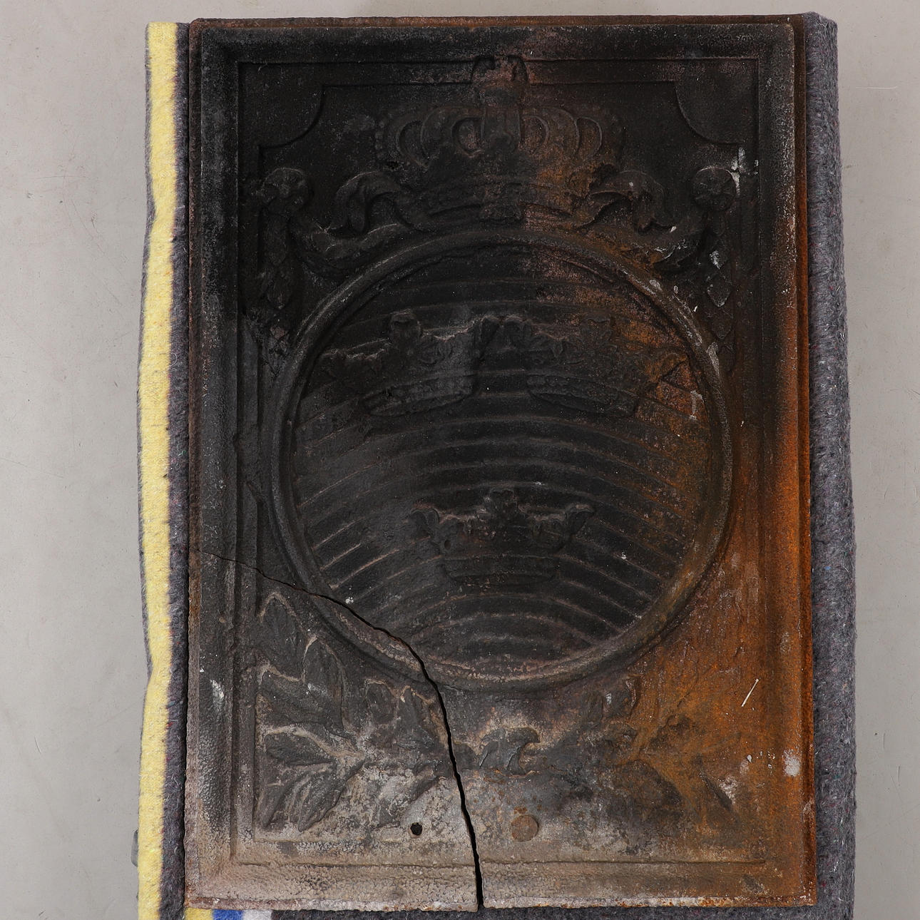 A cast iron stove plate, Tre Kronor, 1800/20th century. Miscellaneous ...