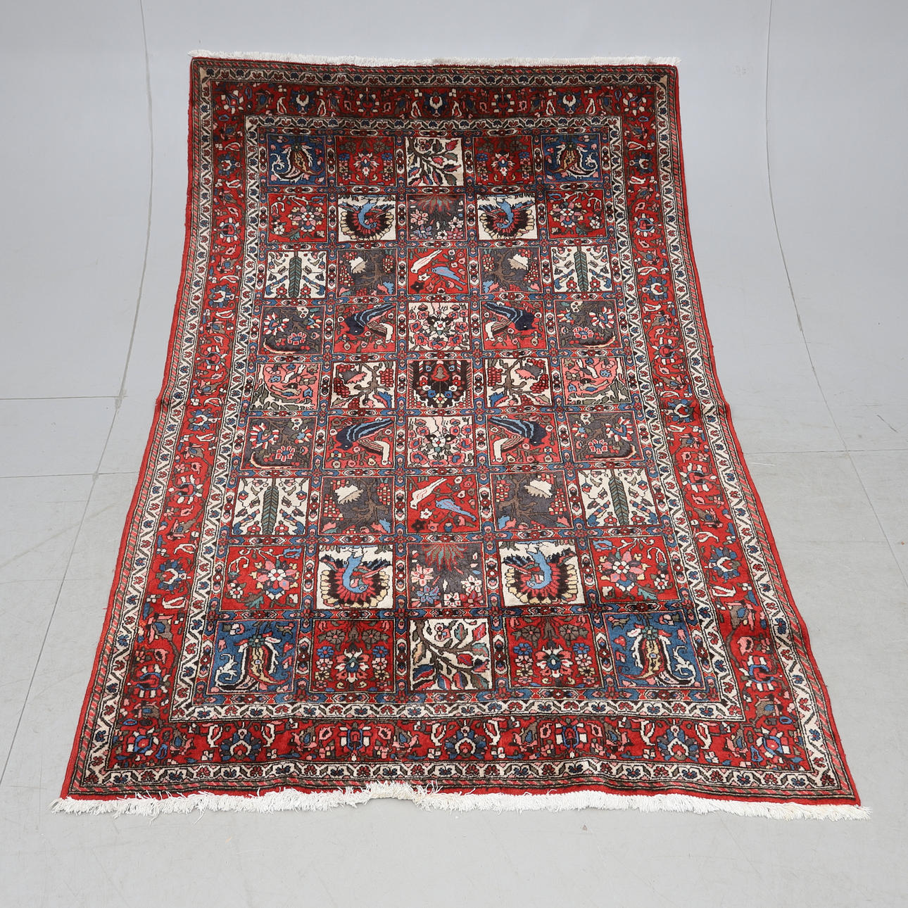 MATTA, Persisk, figural Baktiari, ca 248x161. Mattor & Textil ...