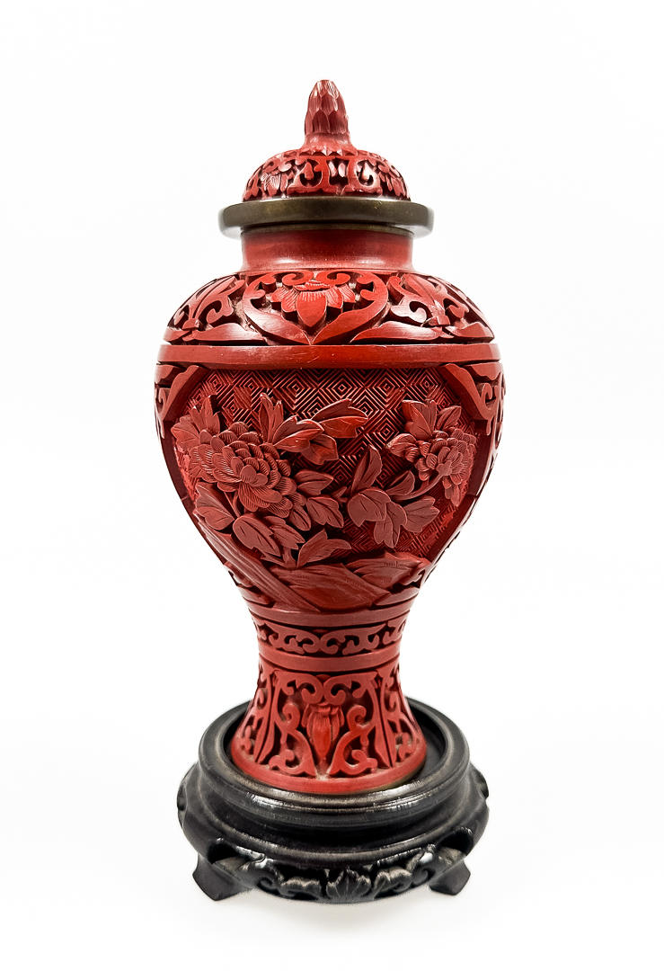 A Cinnabar Chinese lock urn, second half of the 20th century. Asiatica ...