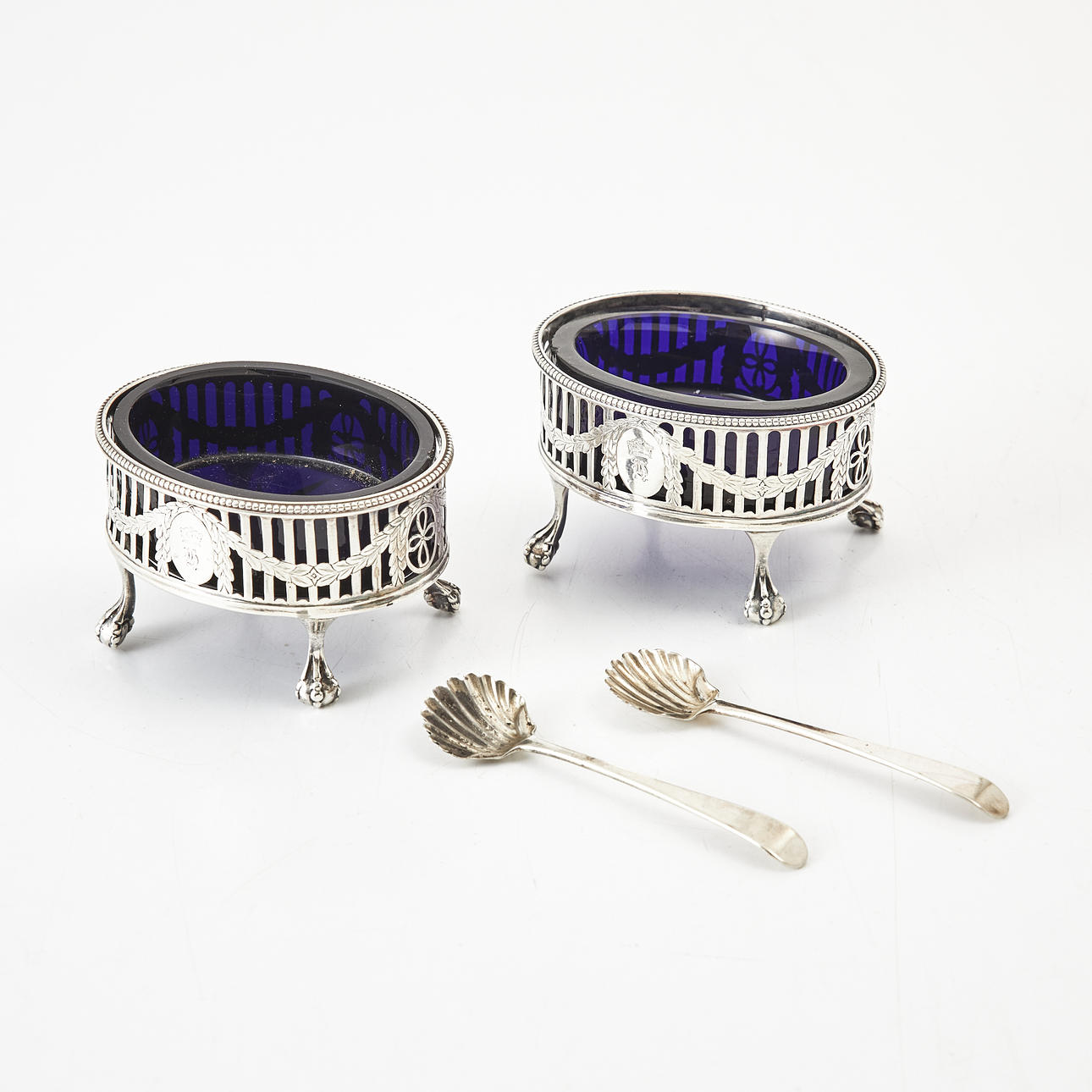 A pair of sterling silver salt vessels, Robert Hennell I (etabl. 1772 ...