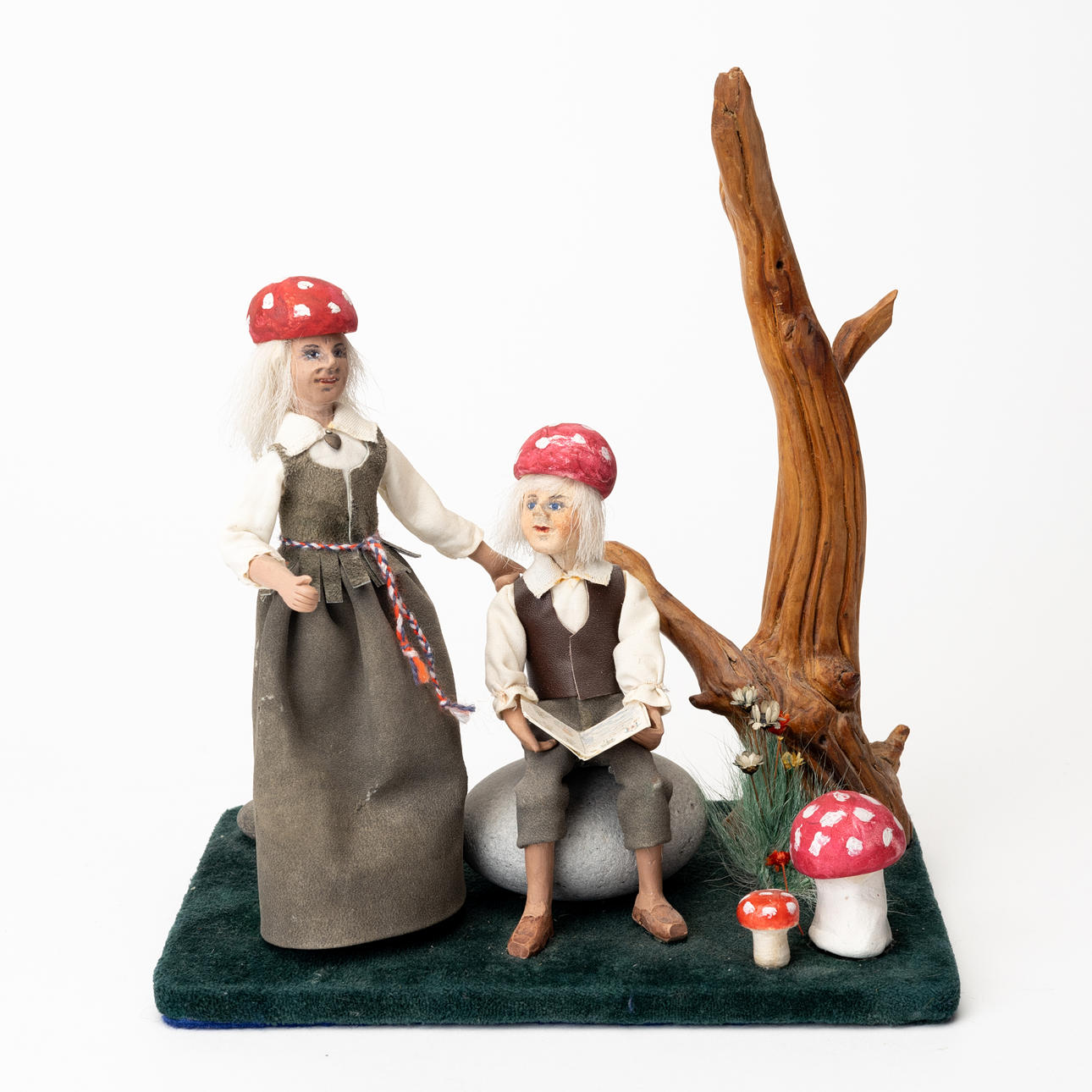 TOMTEBOBARNEN. 2 st figuriner, blandteknik i textil, lera och trä ...