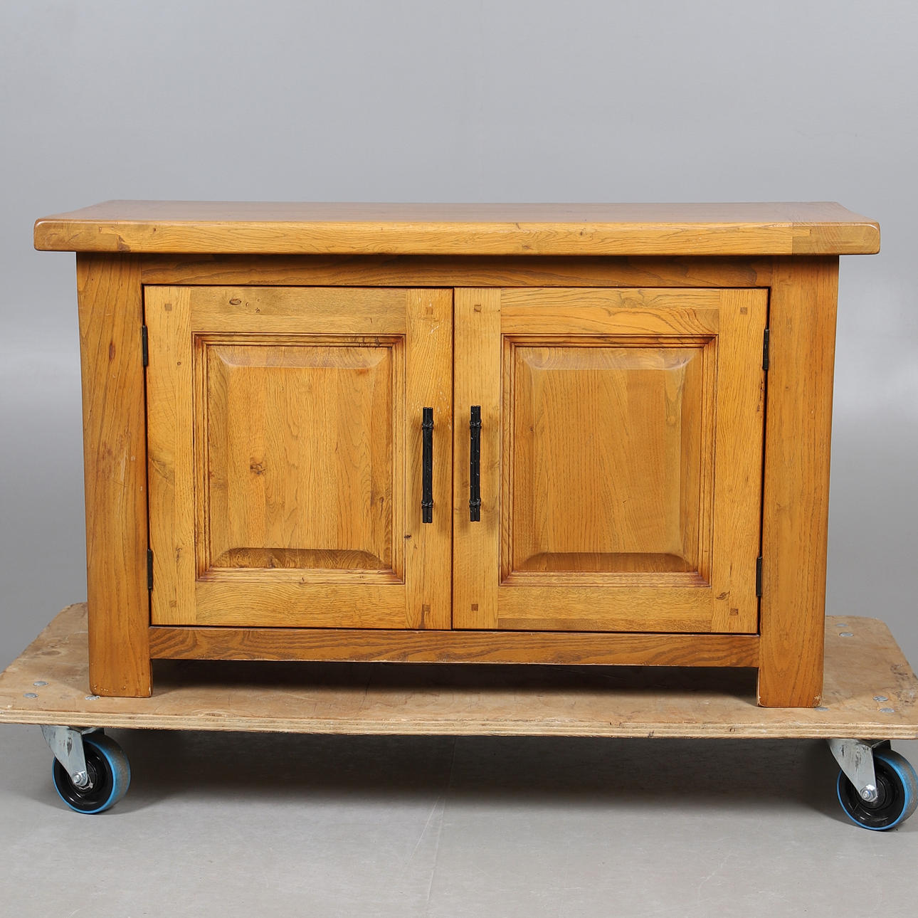 A MODERN OAK TV STAND. Furniture - Cupboards, Cabinets & Shelves ...