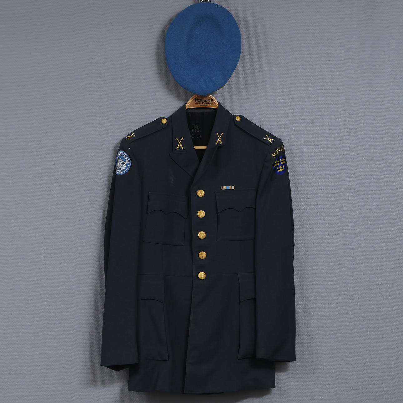 UNIFORM, 1961 C48 , WIDENGRENS, SAMT FN-BASKER, LJUSBLÅ, KANGOL. Vapen ...