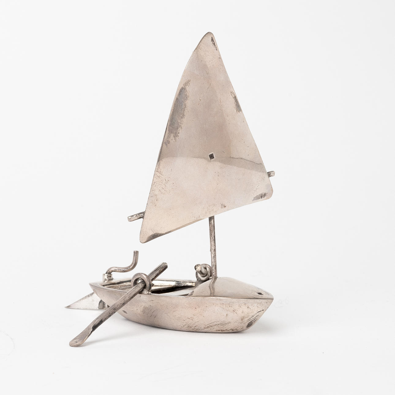 FIGURIN i form av segelbåt, silver, Egypten, 1900-tal. Silver & Metall ...