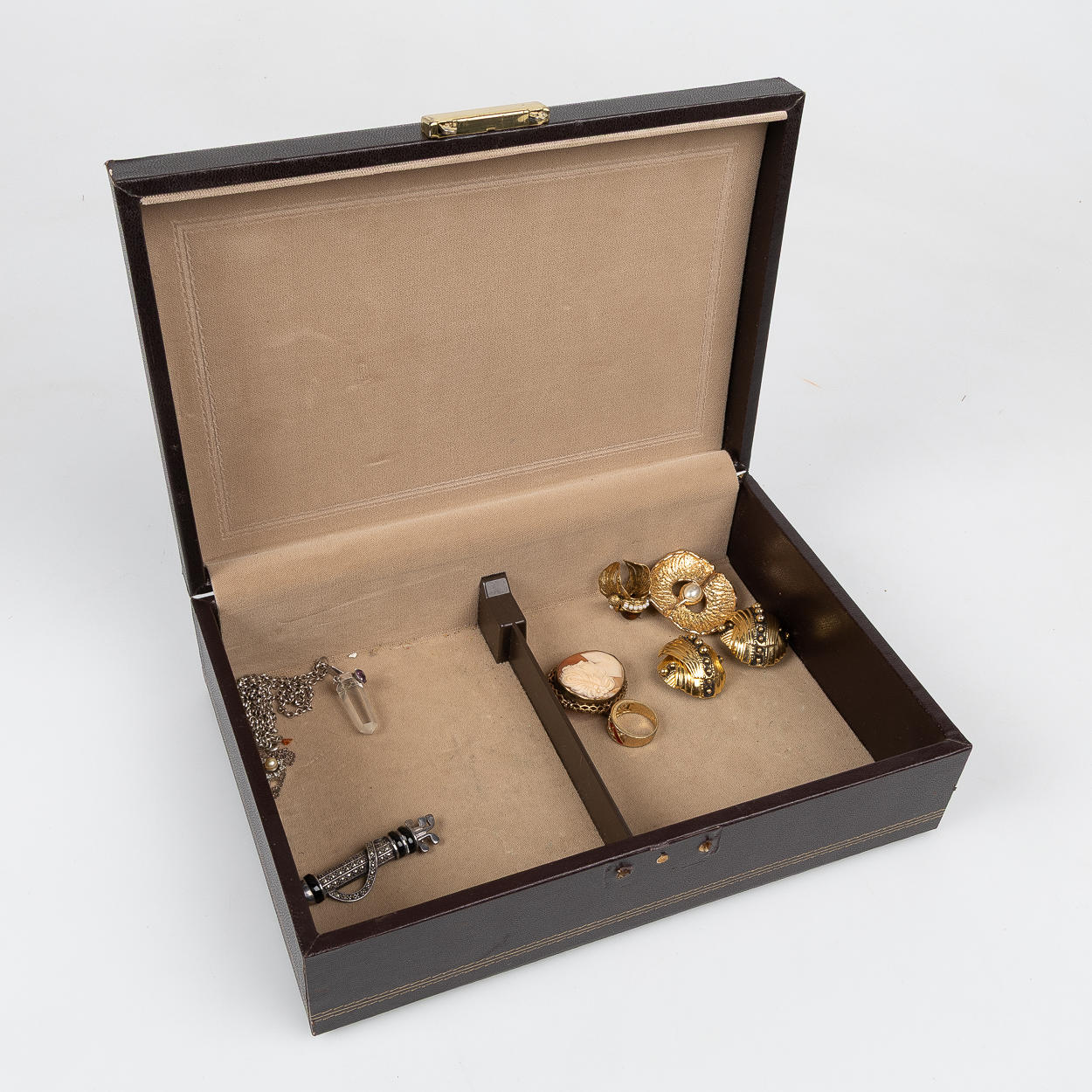 COLLECTION JEWELLERY IN BOX, silver and bijouterie. Jewellery ...