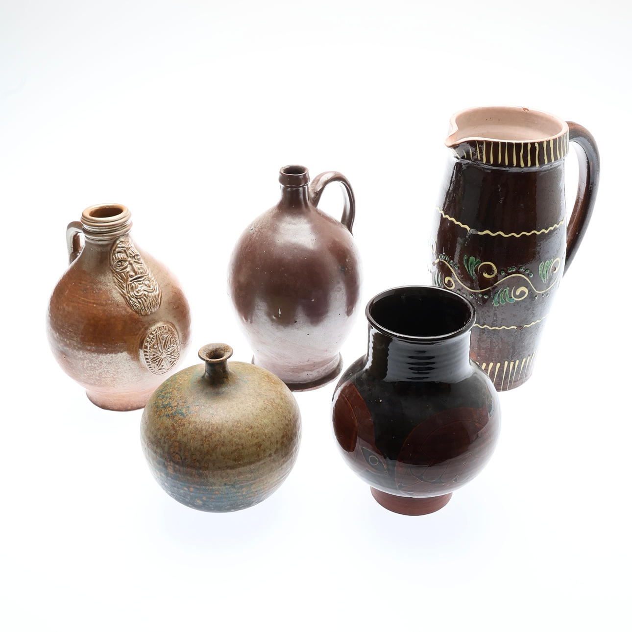 BELLARMINE-TYYLINEN KIILTÄVÄ KANNU, 2 MUUTA KANNUA JA 2 MALJAKKOA. (5 ...