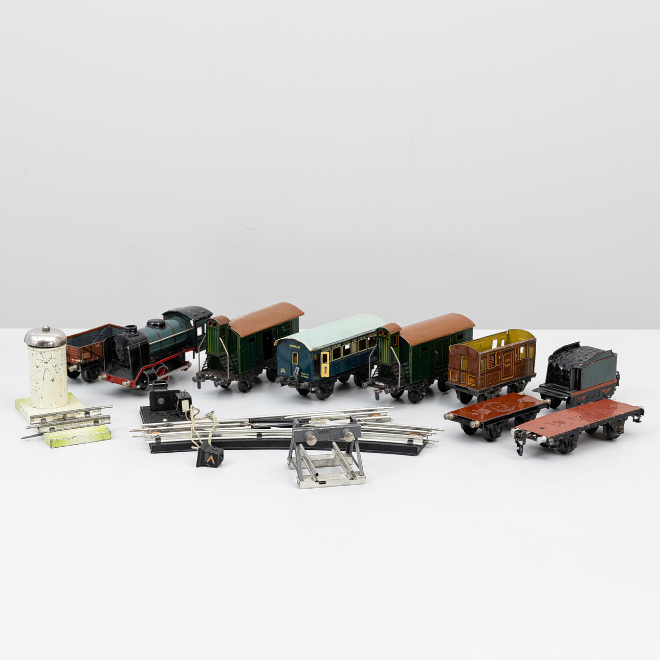 MÄRKLIN 880 clockwork steam locomotive, 5 carriages, ring tone ...