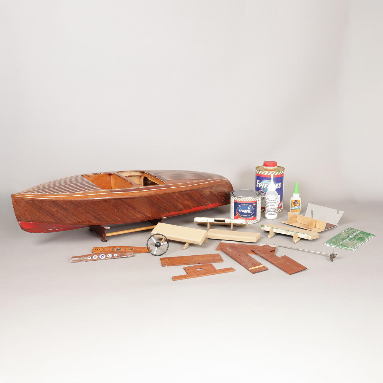 AN 1/8TH SCALE WOODEN & PLASTIC KIT BUILT MODEL OF A 1940S CHRIS CRAFT ...