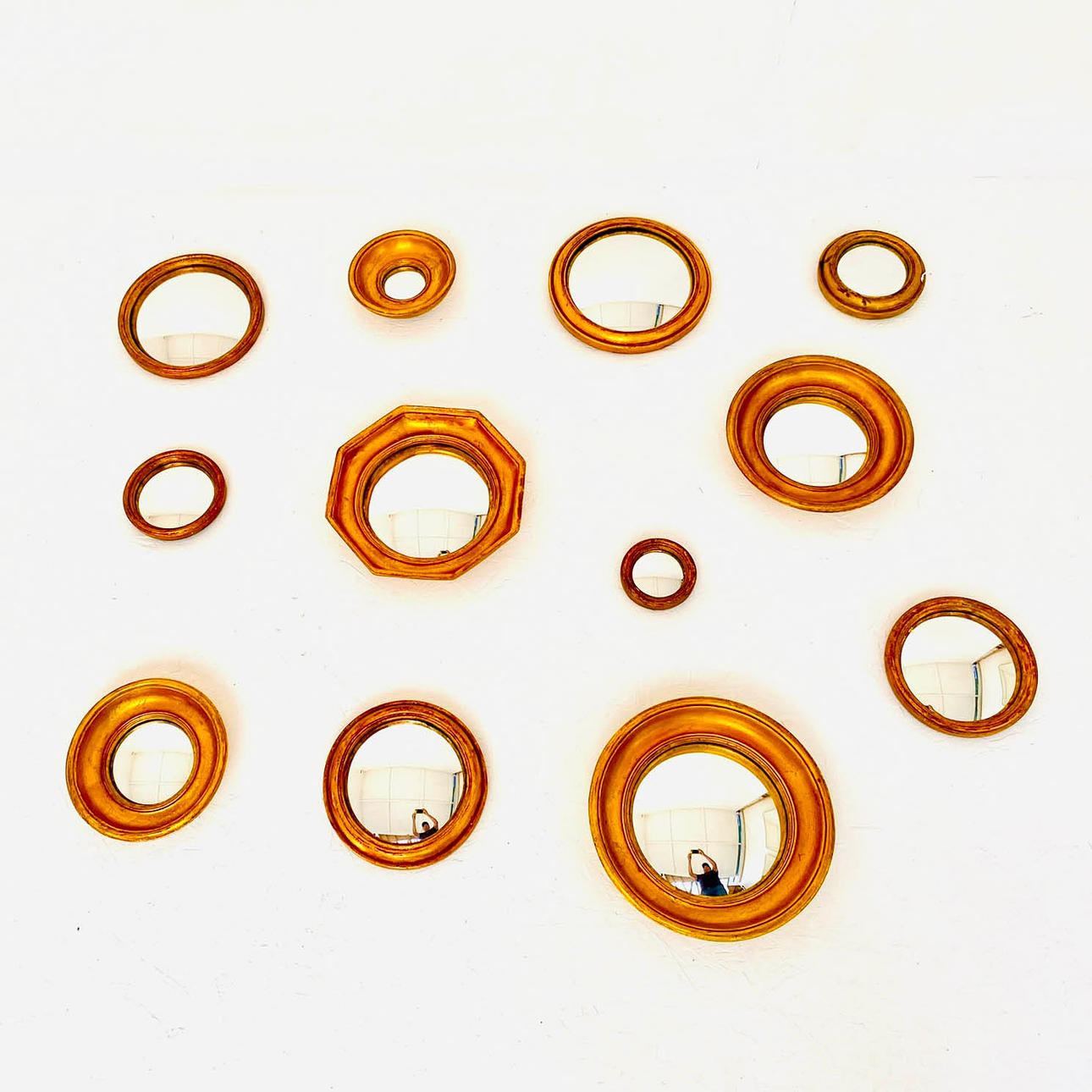 SET OF TWELVE CONVEX MIRRORS WITH GILT FRAMES. Mirrors - Auctionet