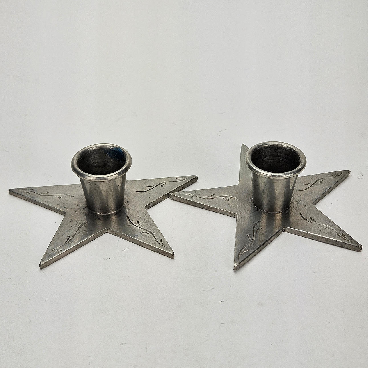 LJUSSTAKAR, ett par, tenn, CG Hallberg, Stockholm, 1930-tal. Belysning ...