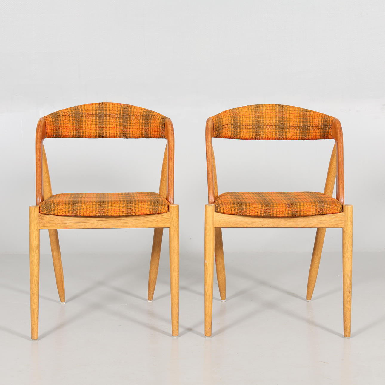 KAI KRISTIANSEN. Stolar, 1 par, Ek / teak "T21"/"Pige". Möbler ...