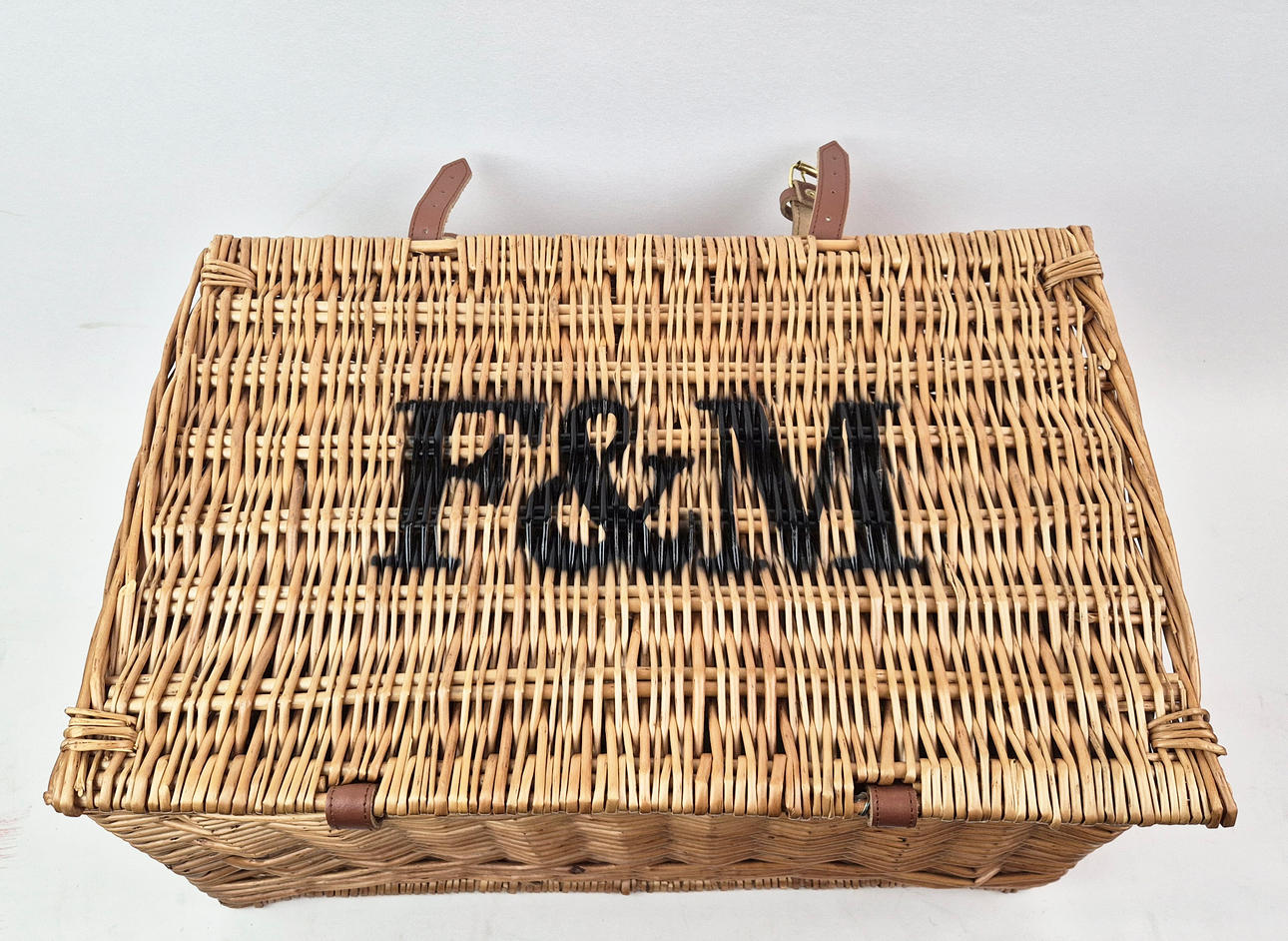 FORTNUM AND MASON. HAMPER BASKET. Miscellaneous - Miscellaneous - Auctionet