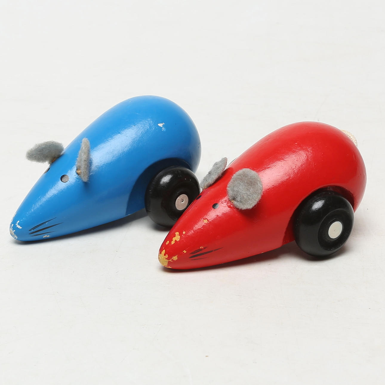 A set of 2 wooden toy mice. Toys - Toys - Auctionet
