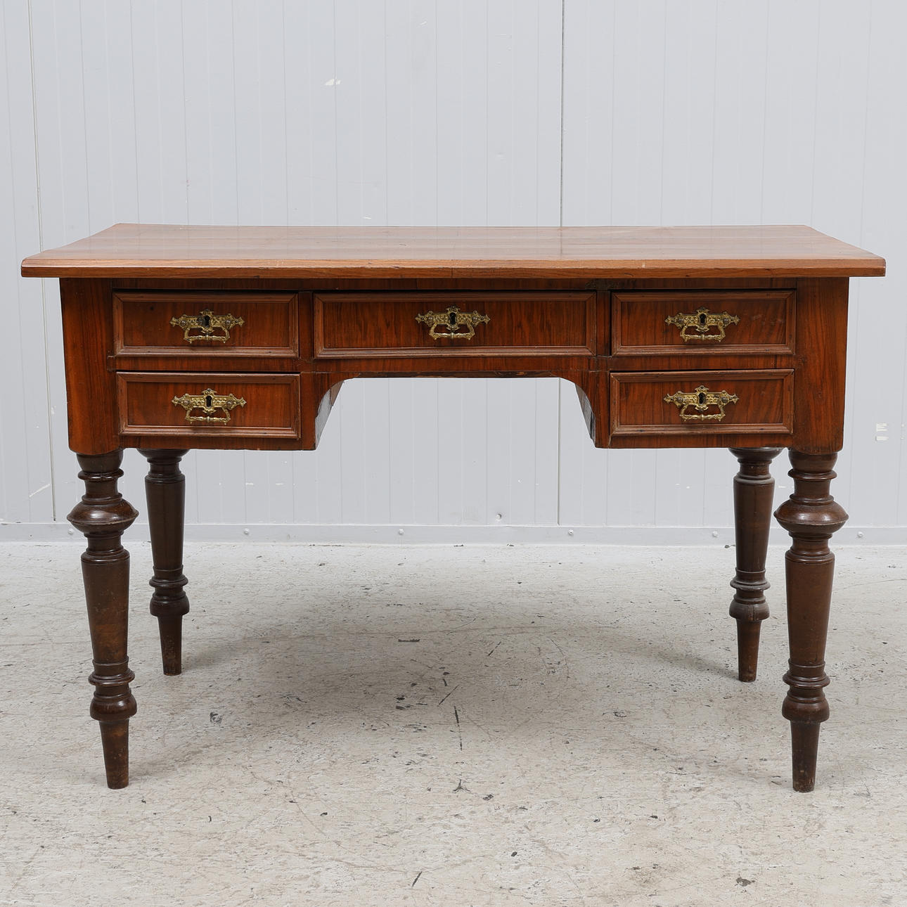 A 20th century Neo-Renaissance desk. Furniture - Desks - Auctionet