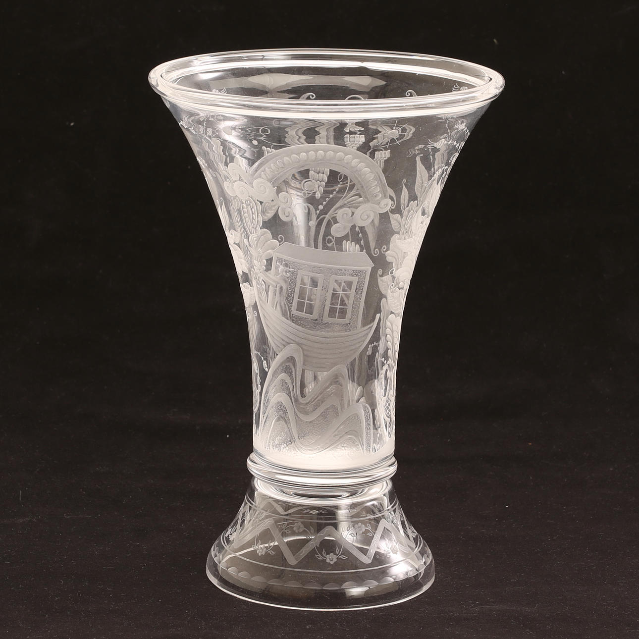 VICKE LINDSTRAND. Vase, etched decor, signed, Kosta. Glass - Art glass ...