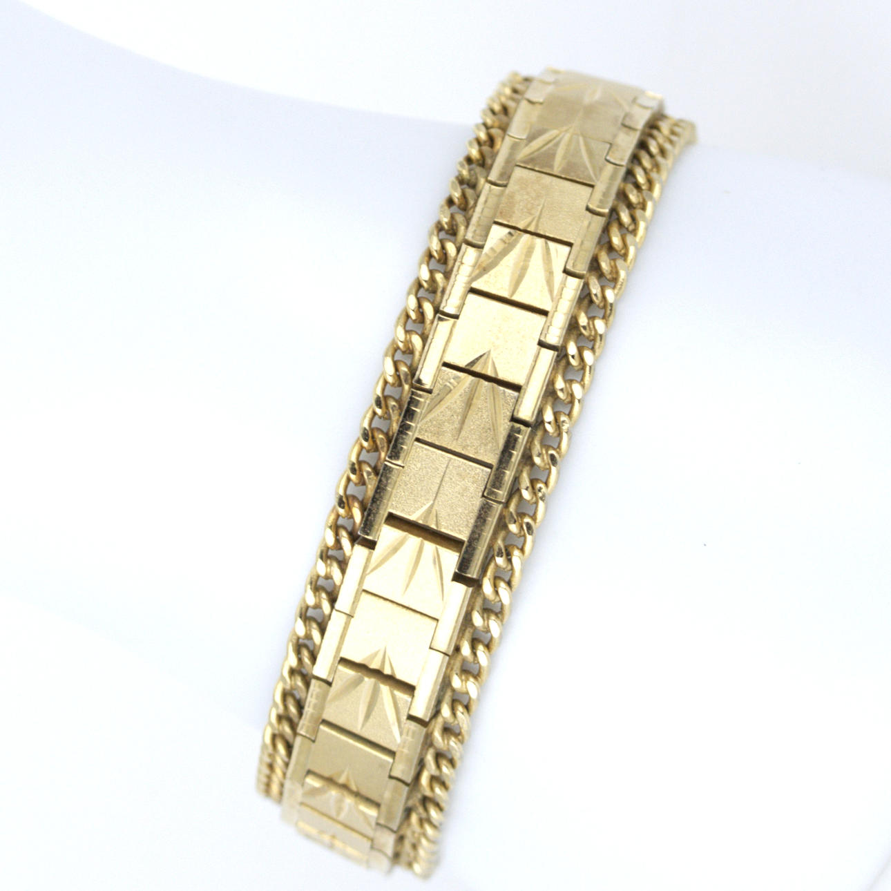 A bracelet, gold 18k, link with embossed pattern, first half of the ...