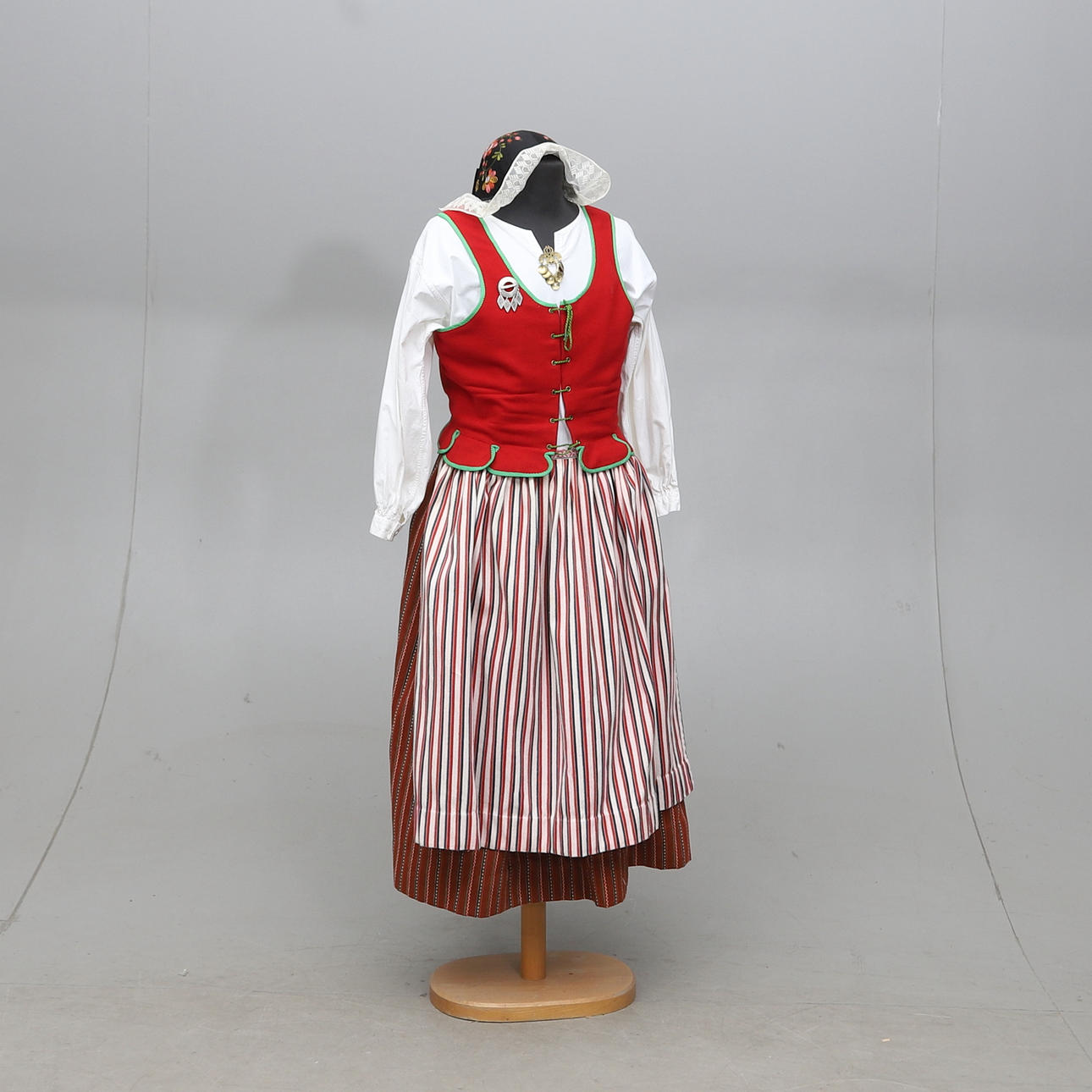 A Skedevi folk costume, Östergötland, 8 pieces. Vintage & Designer ...
