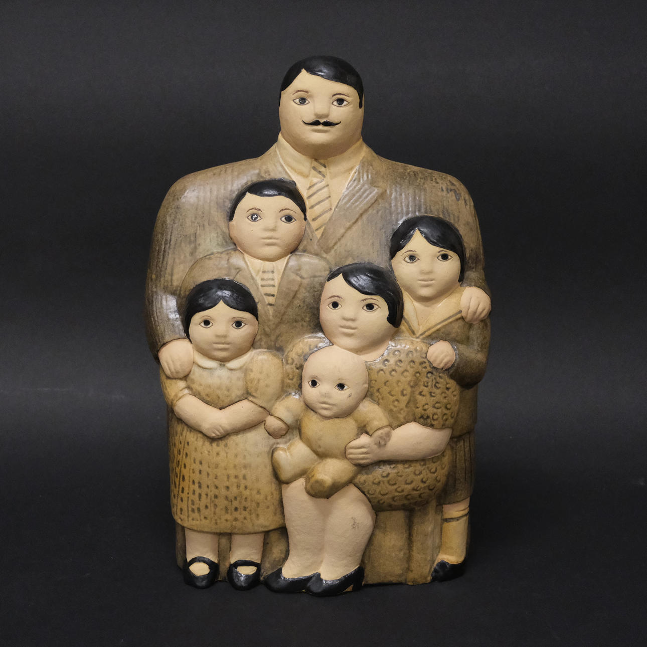 LISA LARSON. FIGURGRUPPE, „FAMILIEN“, K-STUDIO, GUSTAVSBERG. Asiatisk kunsthåndværk - Keramik ...