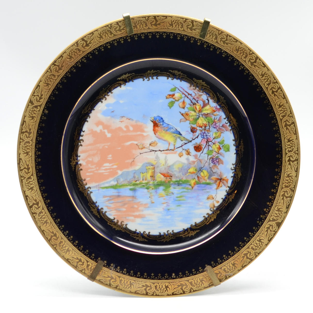 LIMOGES CASTEL FRANCE, DEKORATIV TALLRIK I KOBOLTBLÅTT MED 22 KARAT ...