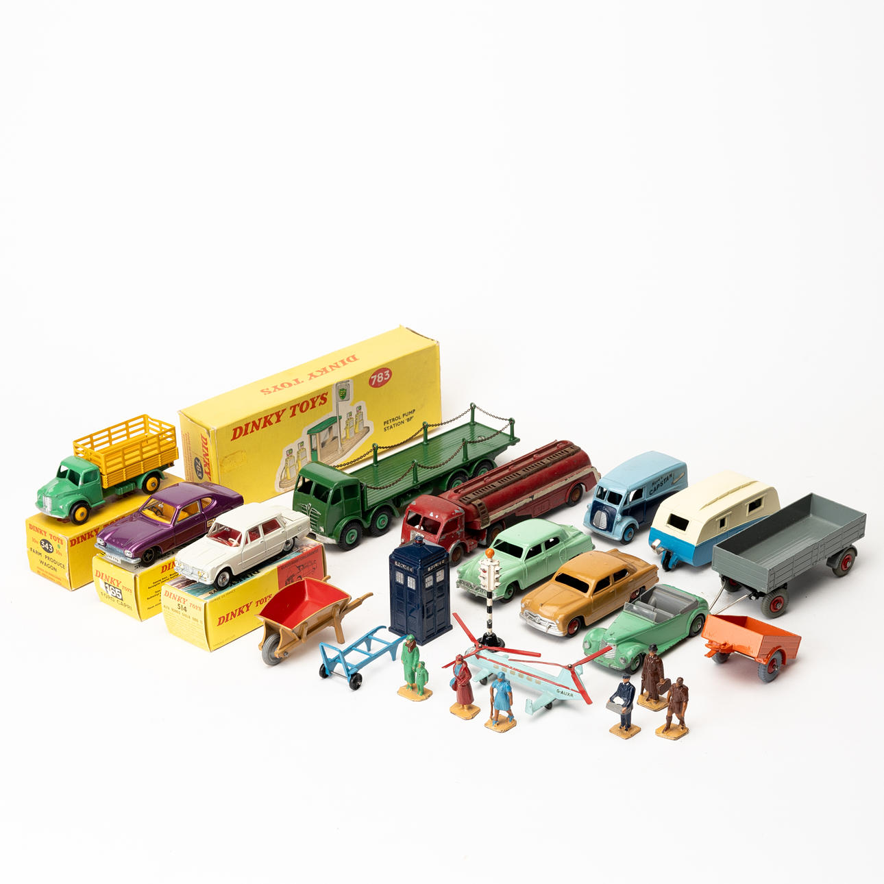 DINKY TOYS 9 bilar, 3 släp, 2 handkärror och tillbehör, delvis ...