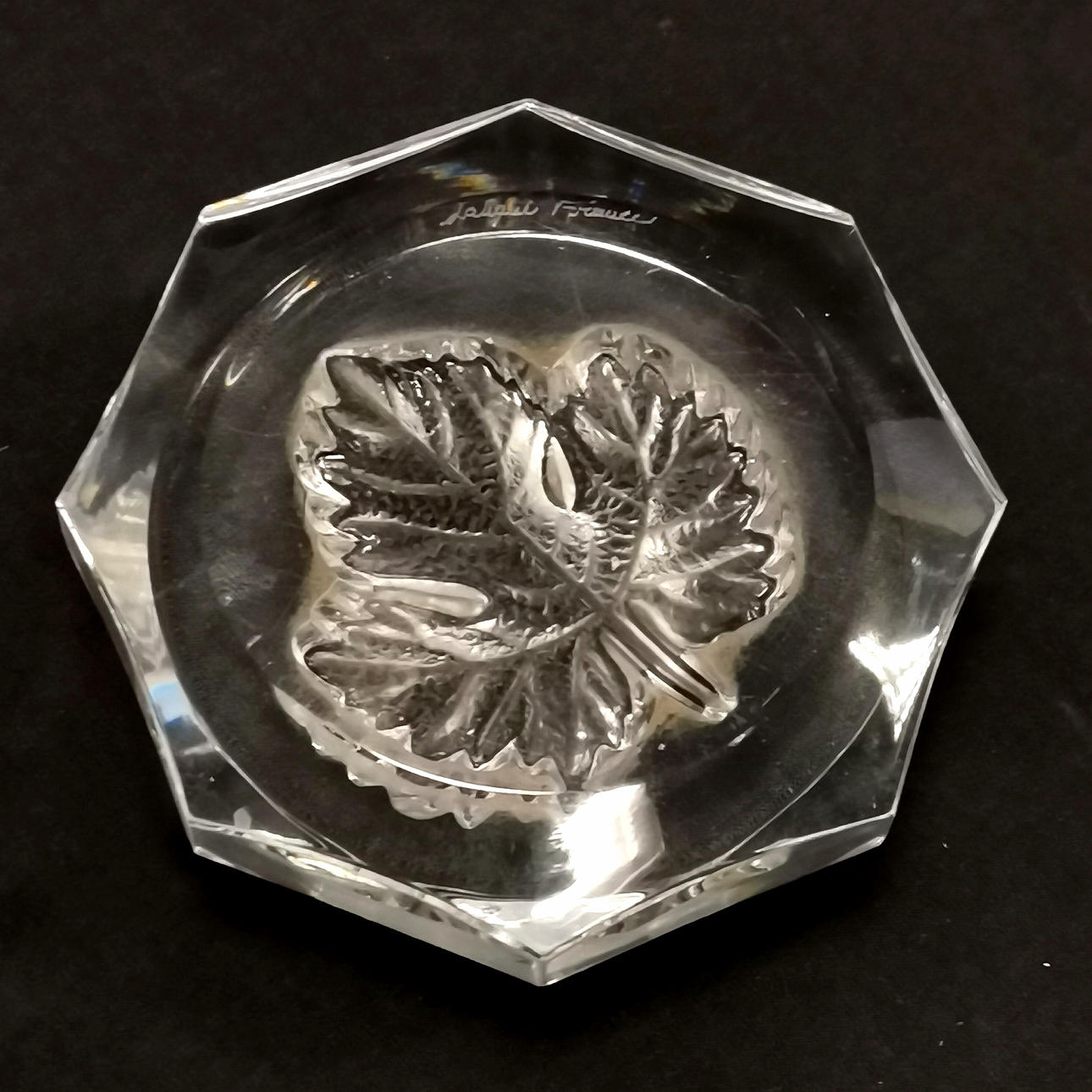 LALIQUE 8 SIDED MAPLE LEAF PAPERWEIGHT. Glass - Art glass - Auctionet