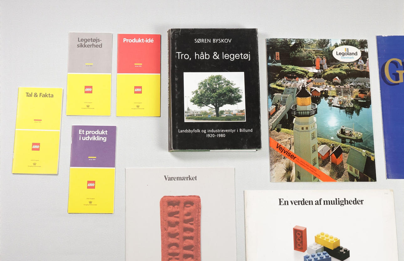 LEGO. Large collection of lego books, Legoland guides, brochures ...